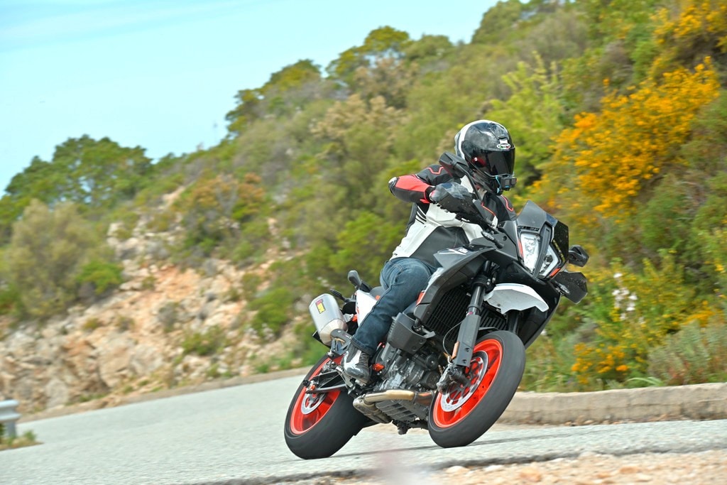 KTM 890 SMT: le caratteristiche, come va e il prezzo - Anteprima, Prova e Foto - Dueruote